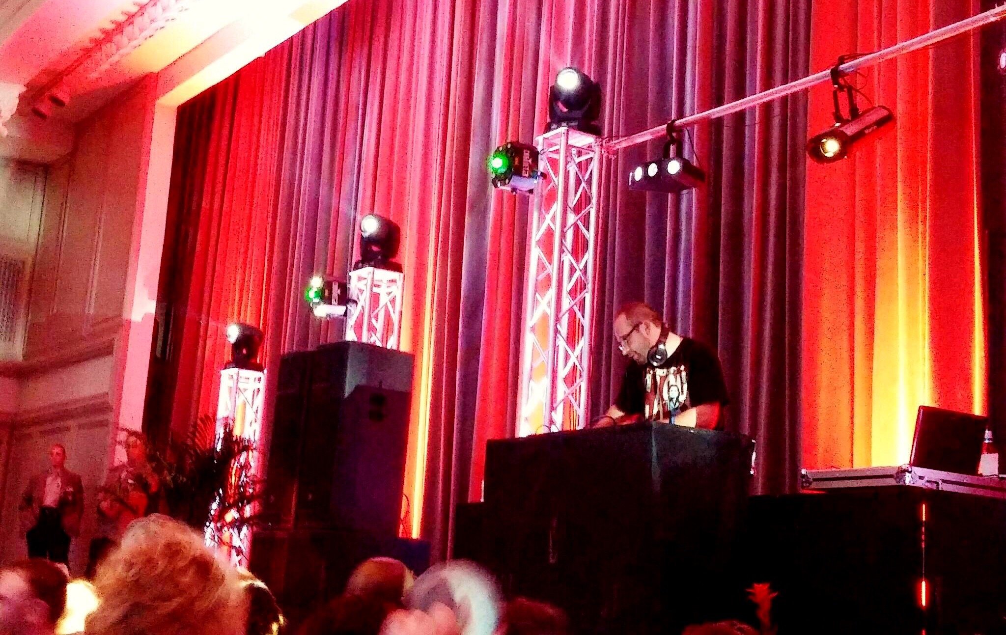 Huge audience for Metropolitan DJ Steve Metz at Opryland Hotel ...