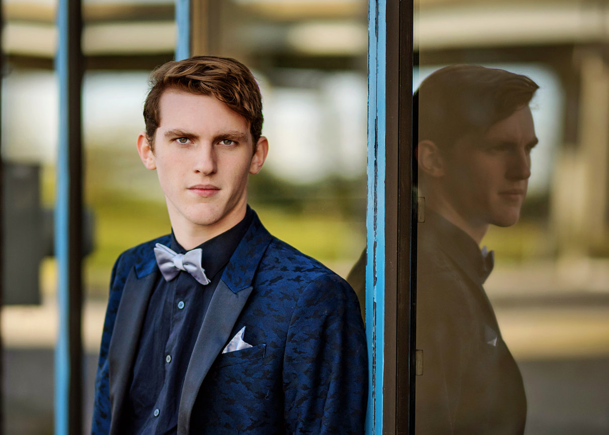 Looks I love - a guy in a suit! Senior portrait wardrobe ideas - Kansas ...