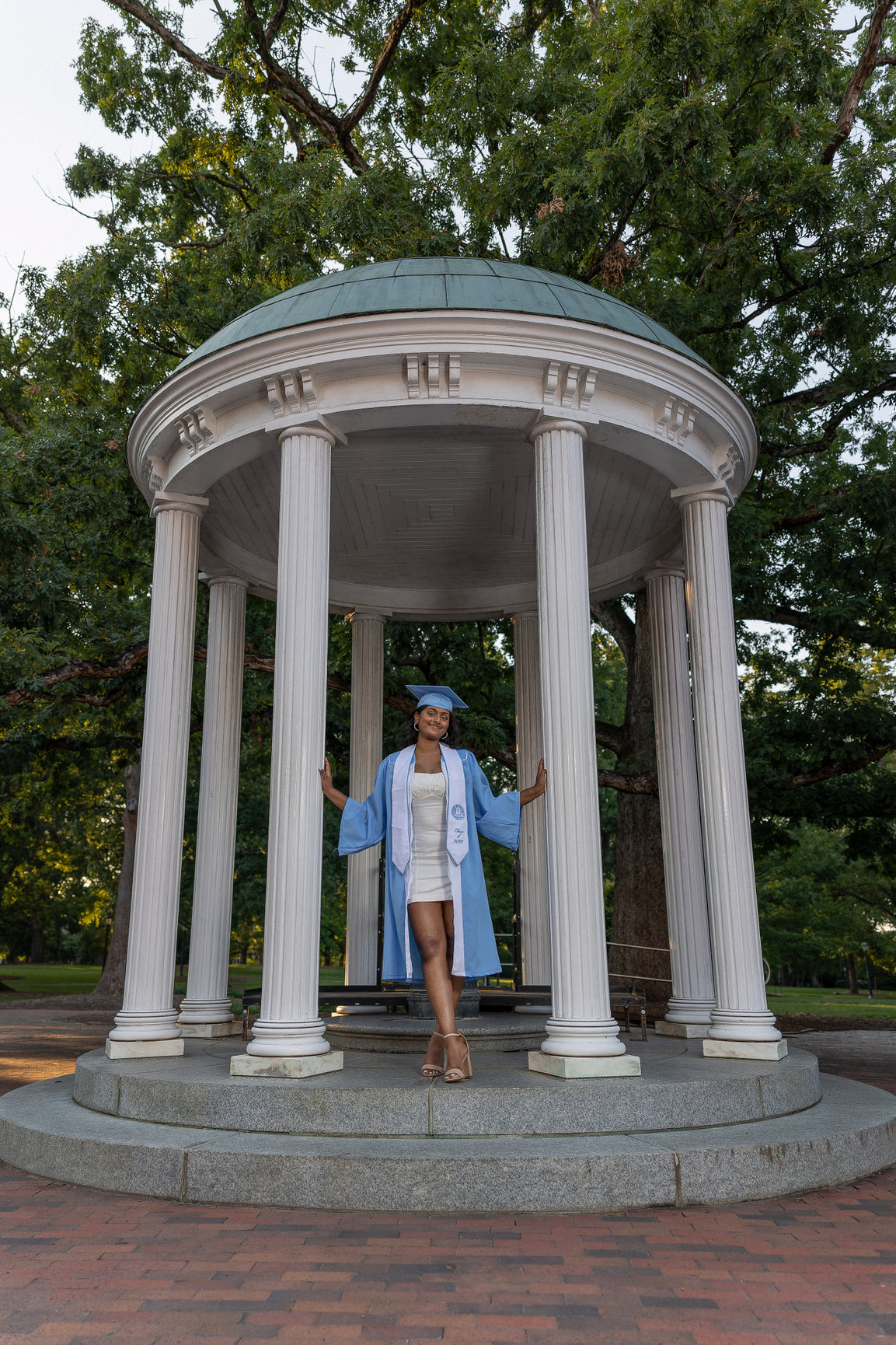 Graduation photo session in the UNC, Chapell Hill - Light Breeze ...